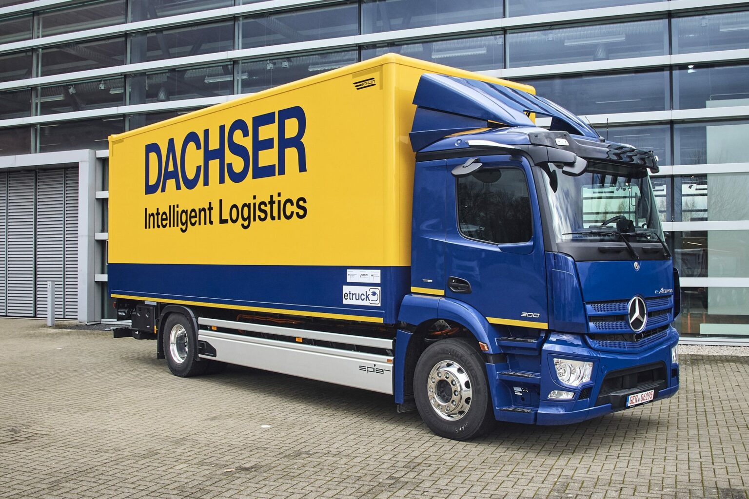 Vollelektrischer Lkw mit Stern: Serien-eActros geht bei Dachser im ...