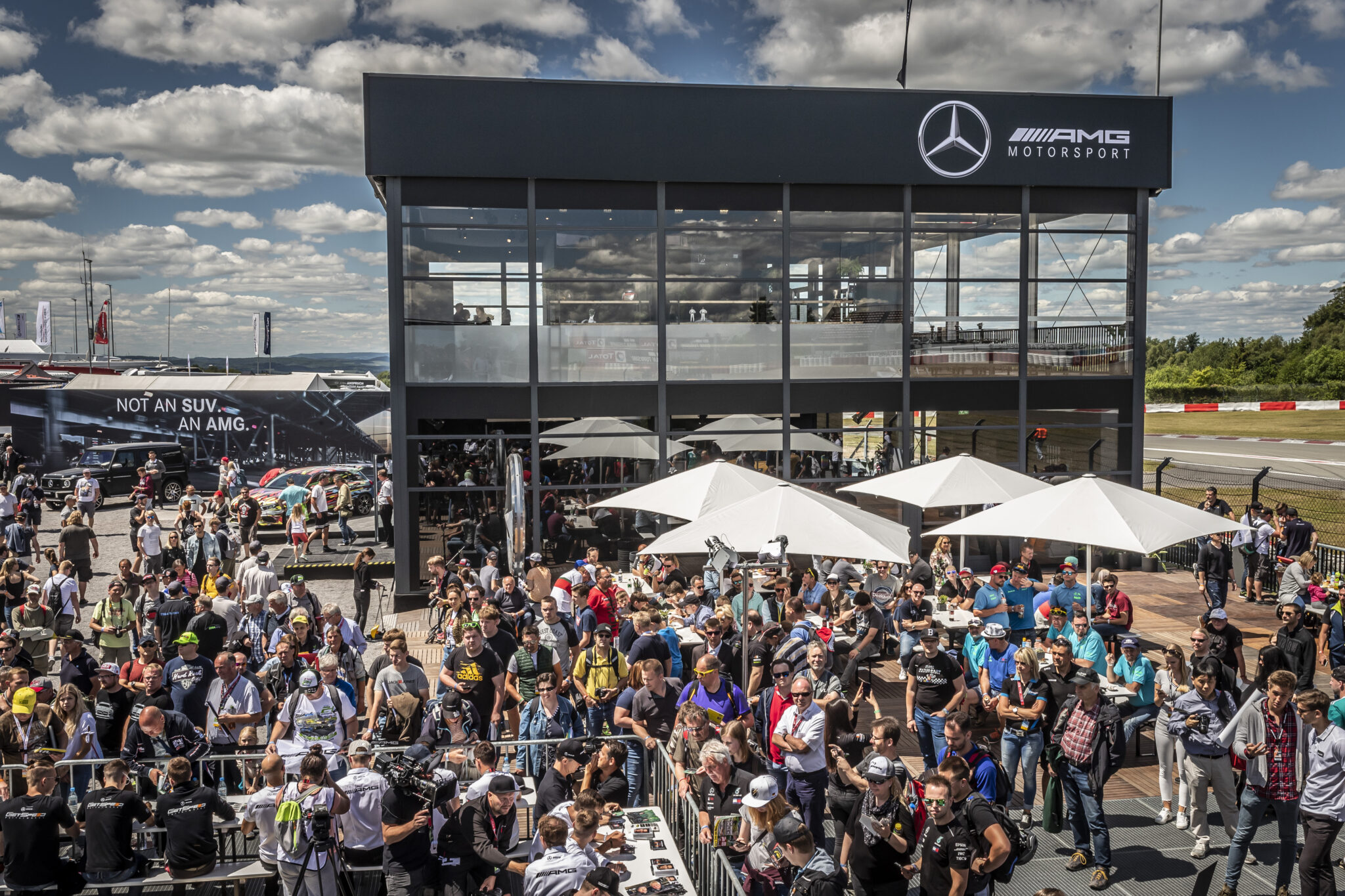 In der Lounge von Mercedes-AMG den Nürburgring erleben