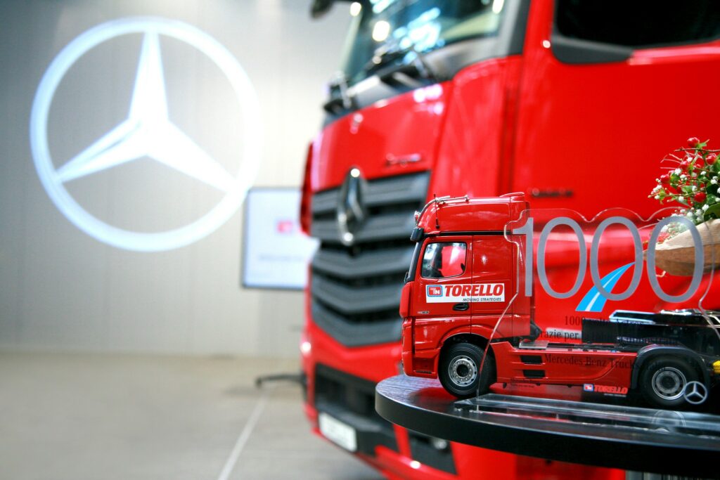 Torello Gruppe übernimmt 1000sten Stern von Mercedes-Benz | Mercedes ...