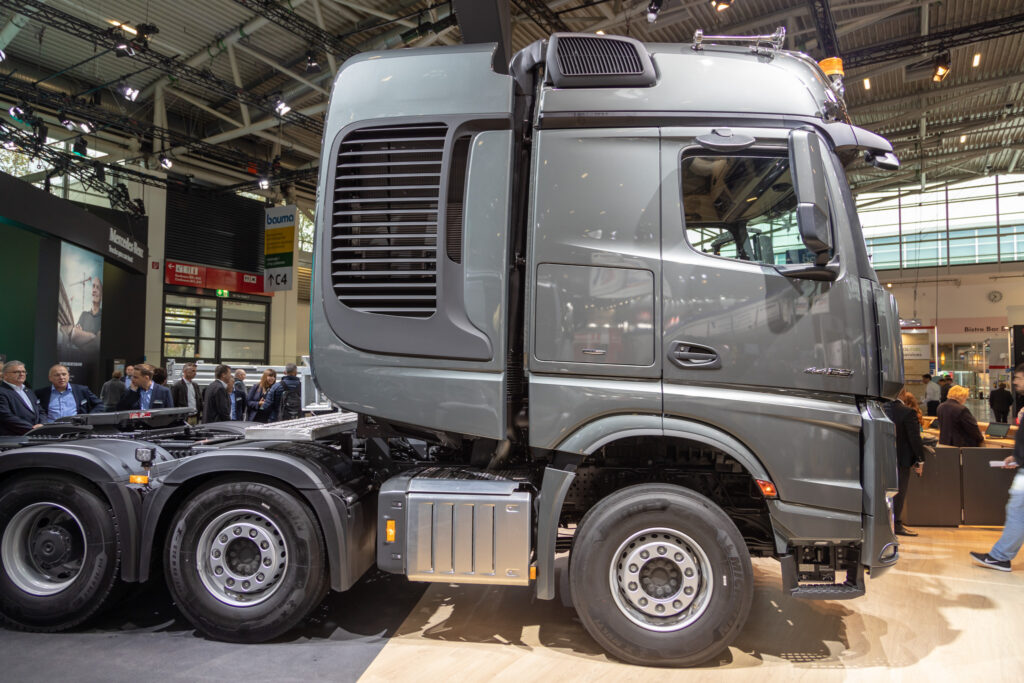 BAUMA: Blick auf den Arocs bis 250 Tonnen von Mercedes-Benz