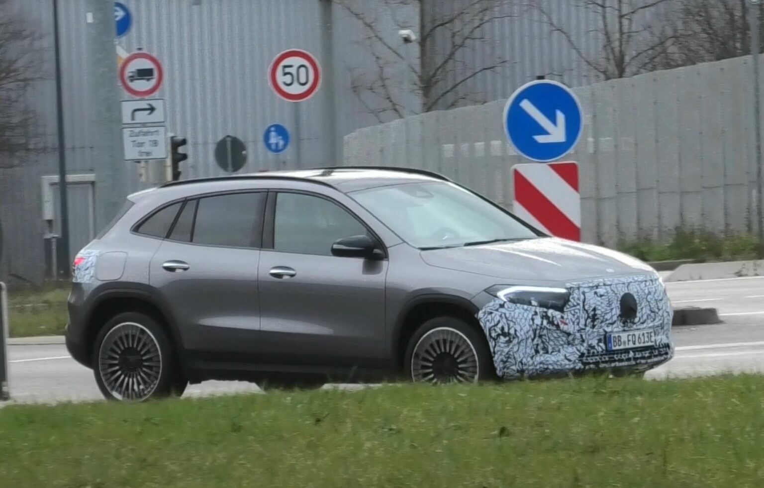 Erlkönig: Neue Bilder zur EQA Modellpflege von Mercedes