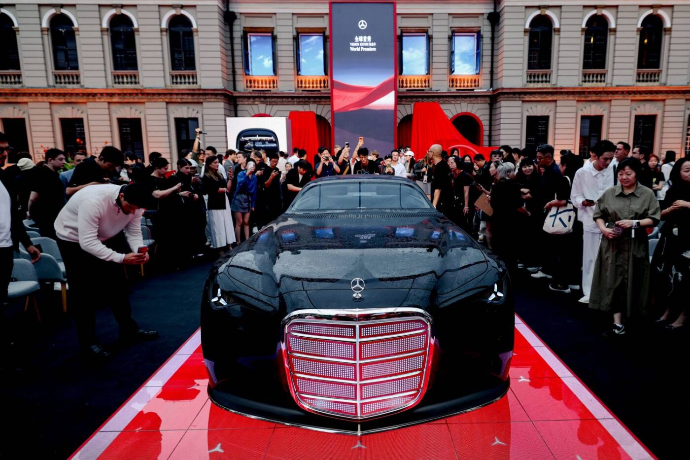 Mercedes-Benz und Microsoft revolutionieren mobiles Arbeiten im Auto