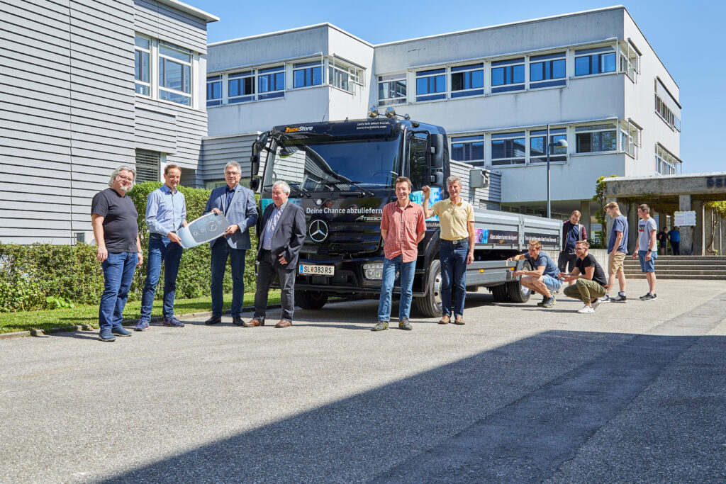Mercedes-Benz Trucks Österreich übergibt Ausbildungsfahrzeug